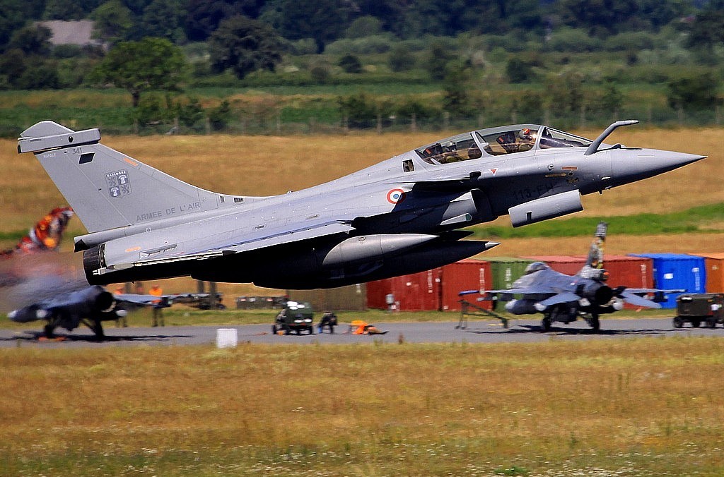 Rafale B -- Plastic Model Airplane Kit -- 1/72 Scale -- #87245 pictures ...