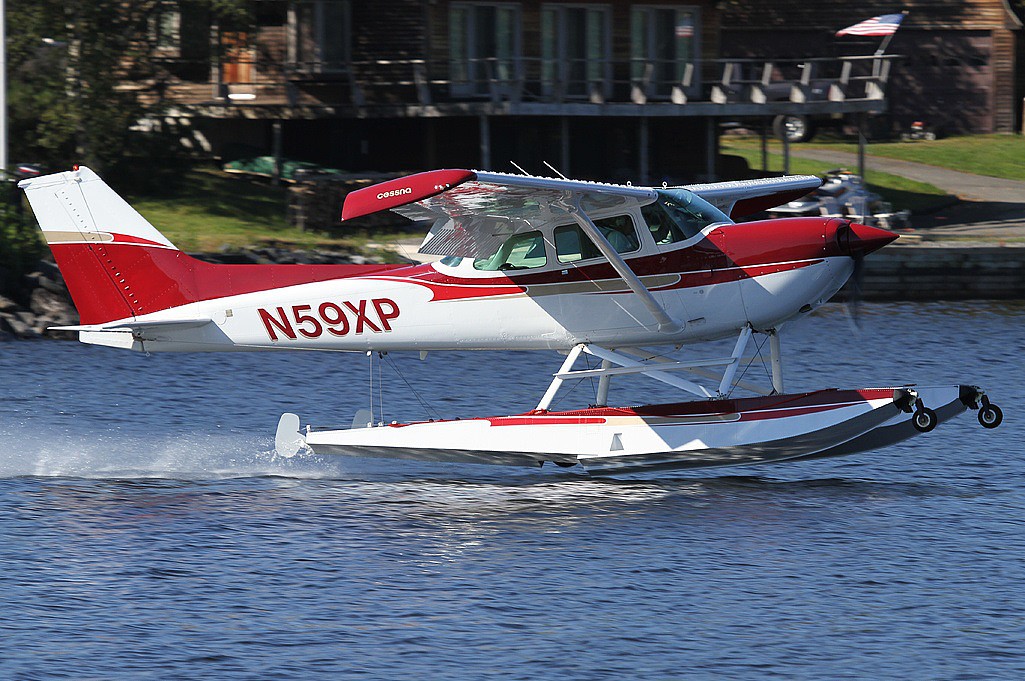 Cessna 172 with Pontoon -- Plastic Model Airplane Kit -- 1/48 Scale ...