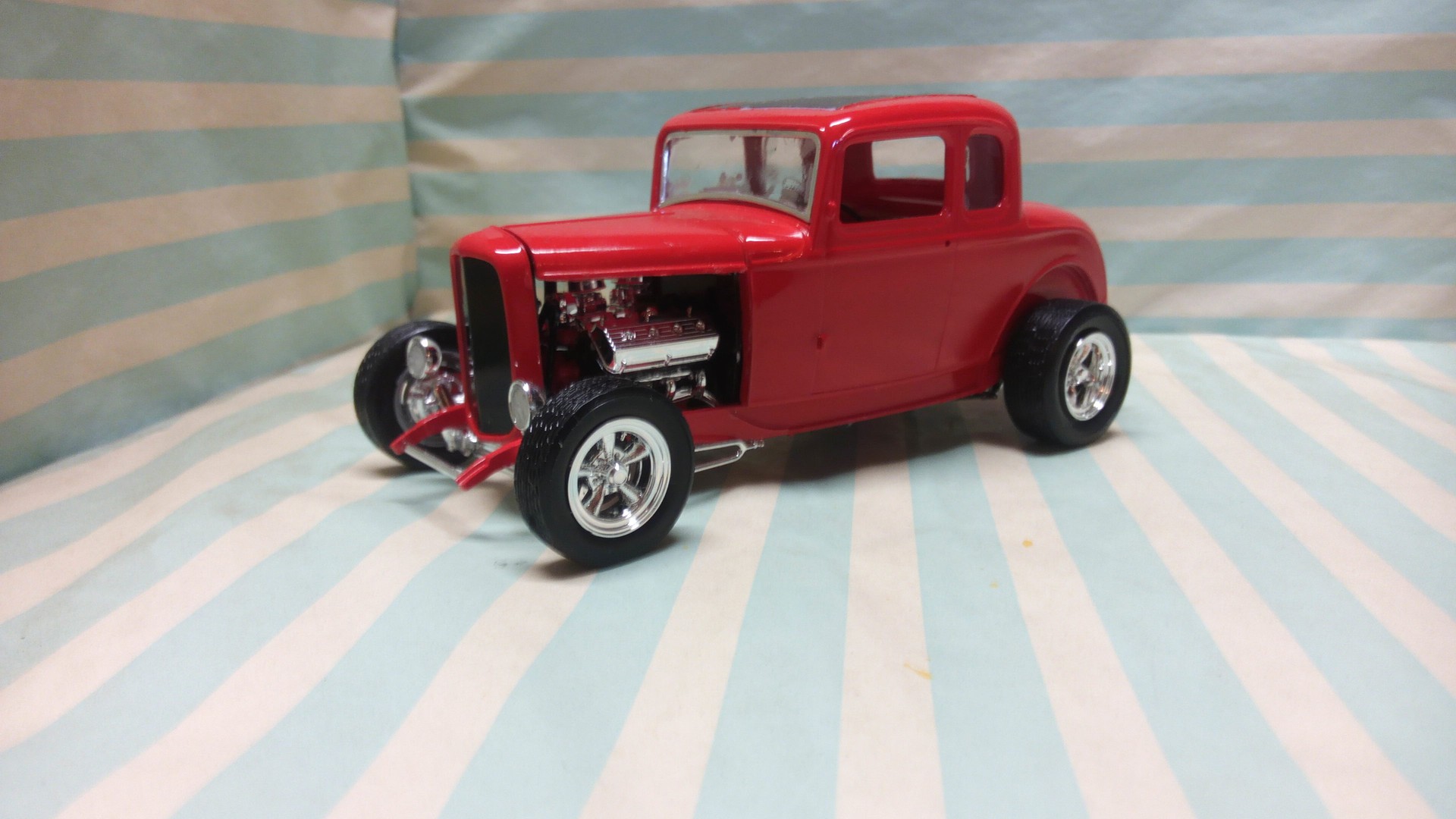 1932 Ford 5 Window Coupe -- Plastic Model Car Kit -- 1/25 Scale ...