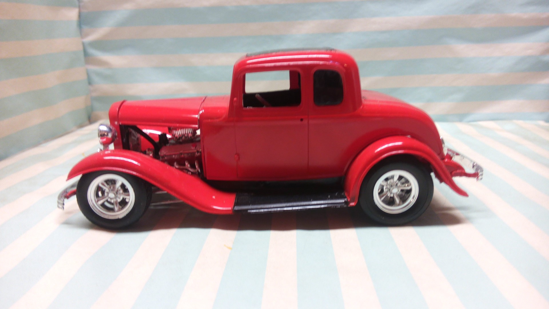 1932 Ford 5 Window Coupe -- Plastic Model Car Kit -- 1/25 Scale ...