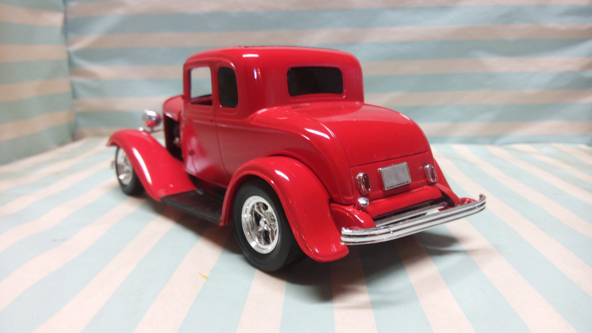 1932 Ford 5 Window Coupe -- Plastic Model Car Kit -- 1/25 Scale ...