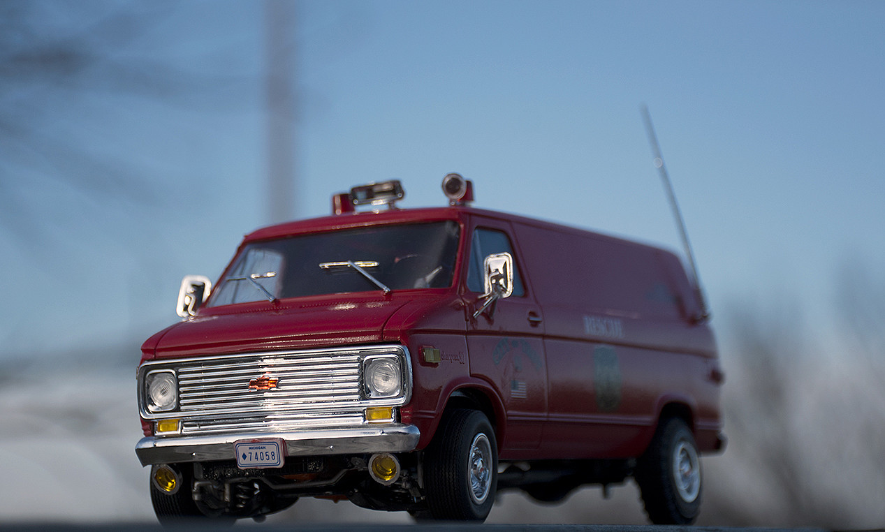 1975 Chevy Rescue Van (Red) -- Plastic Model Car Truck Vehicle Kit -- 1 ...