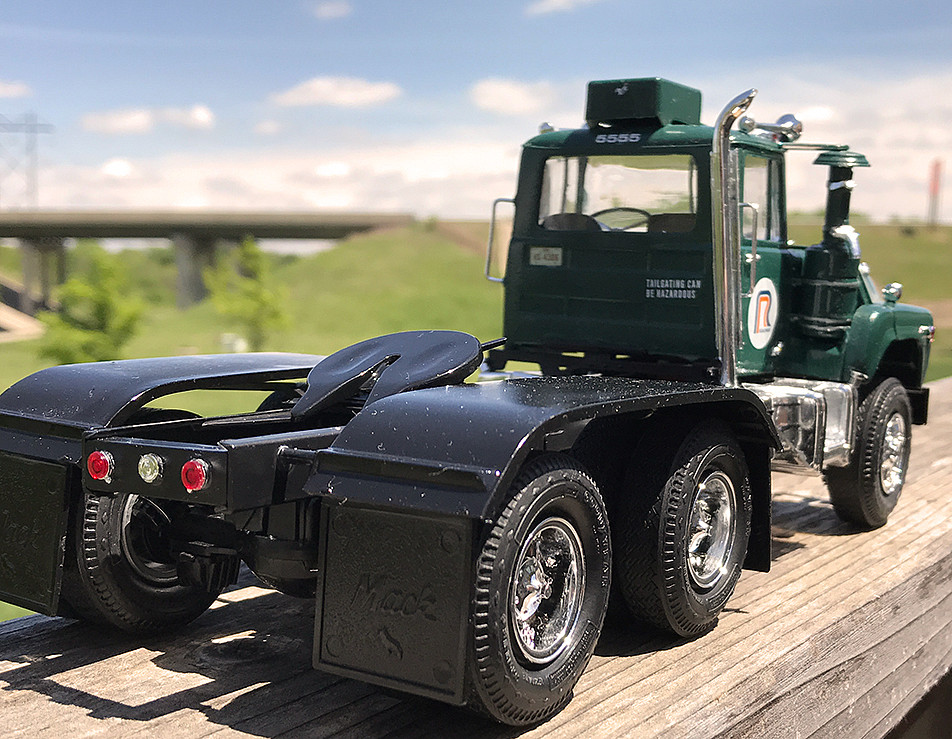 Mack DM600 Tractor -- Plastic Model Truck Kit -- 1/25 Scale -- #pc859 ...