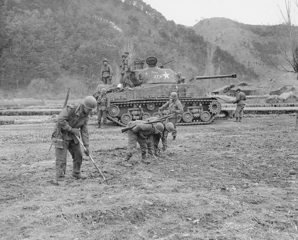 M4A3E8 Tank with T80 Tracks -- Plastic Model Military Vehicle Kit -- 1/ ...