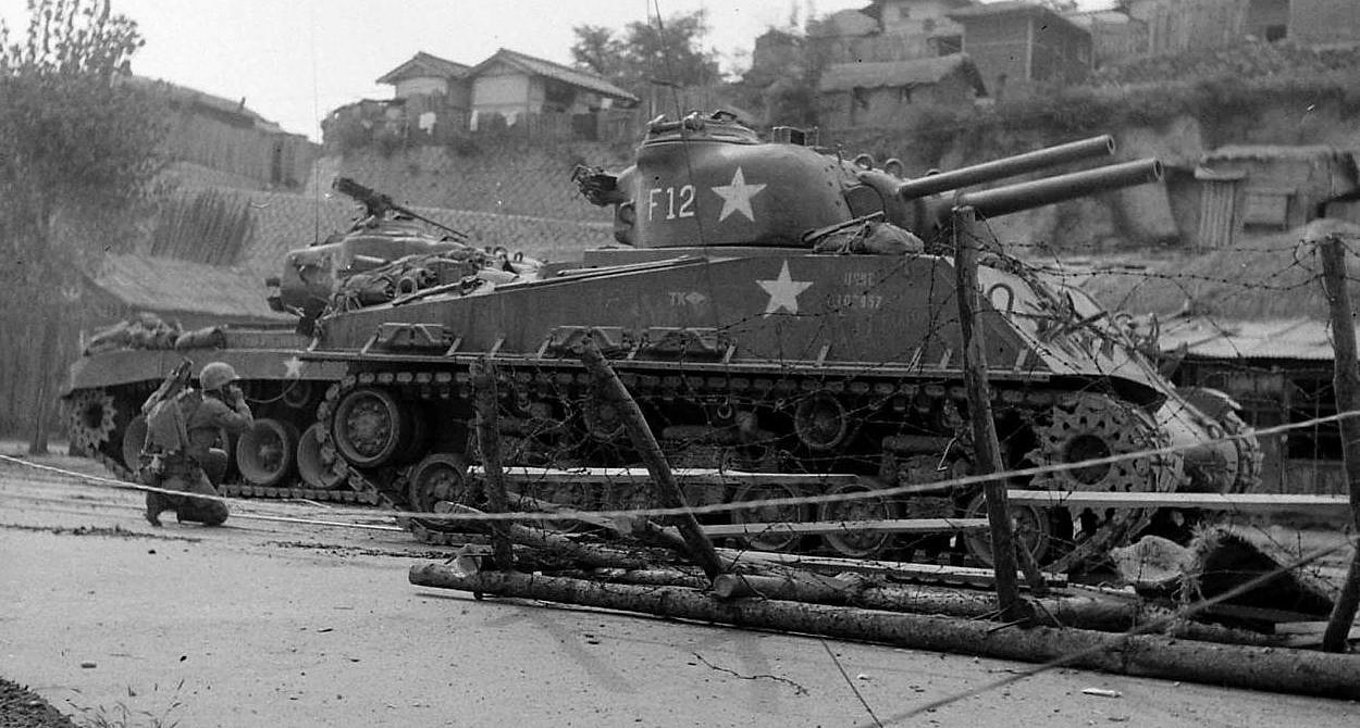 M4A3E8 Tank with T80 Tracks -- Plastic Model Military Vehicle Kit -- 1/ ...