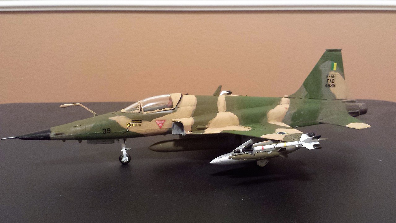 F-5E Tiger II Fighter -- Plastic Model Airplane Kit -- 1/72 Scale -- #hy80207 pictures by jbeqiri