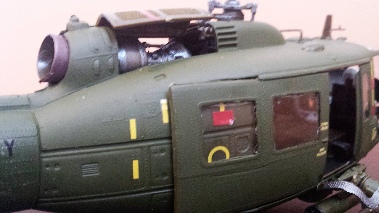 UH-1D Huey Gunship -- Plastic Model Helicopter Kit -- 1/32 Scale ...