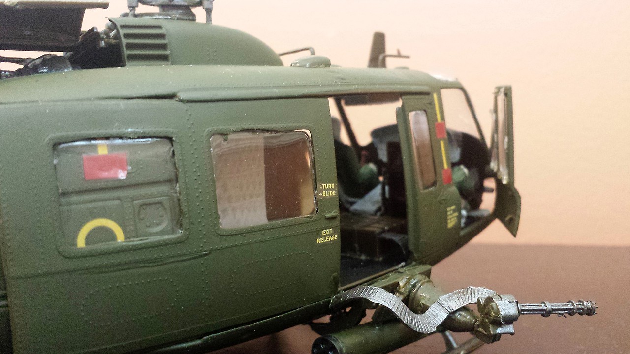 UH-1D Huey Gunship -- Plastic Model Helicopter Kit -- 1/32 Scale ...