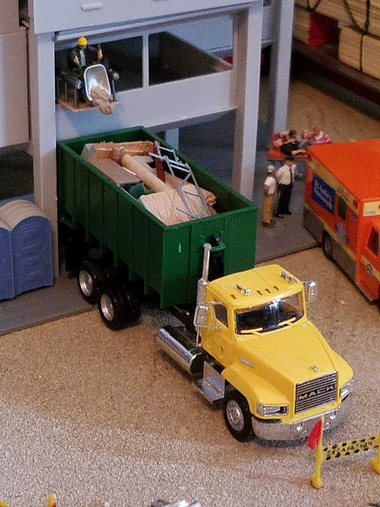 Mack Truck Tractor w/Roll-Off Container White, Green -- HO Scale Model ...