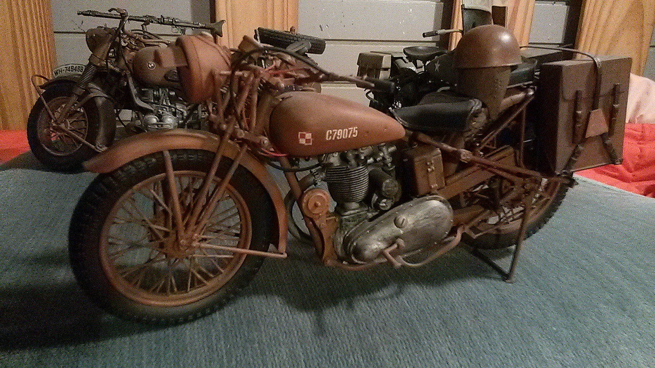 WWII Triumph 3WH Motorcycle -- Plastic Model Motorcycle -- 1/9 Scale ...