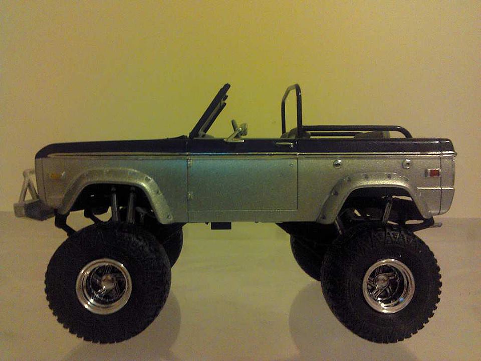 Ford Bronco -- Plastic Model Truck Kit -- 1/25 Scale -- #85-4320 ...