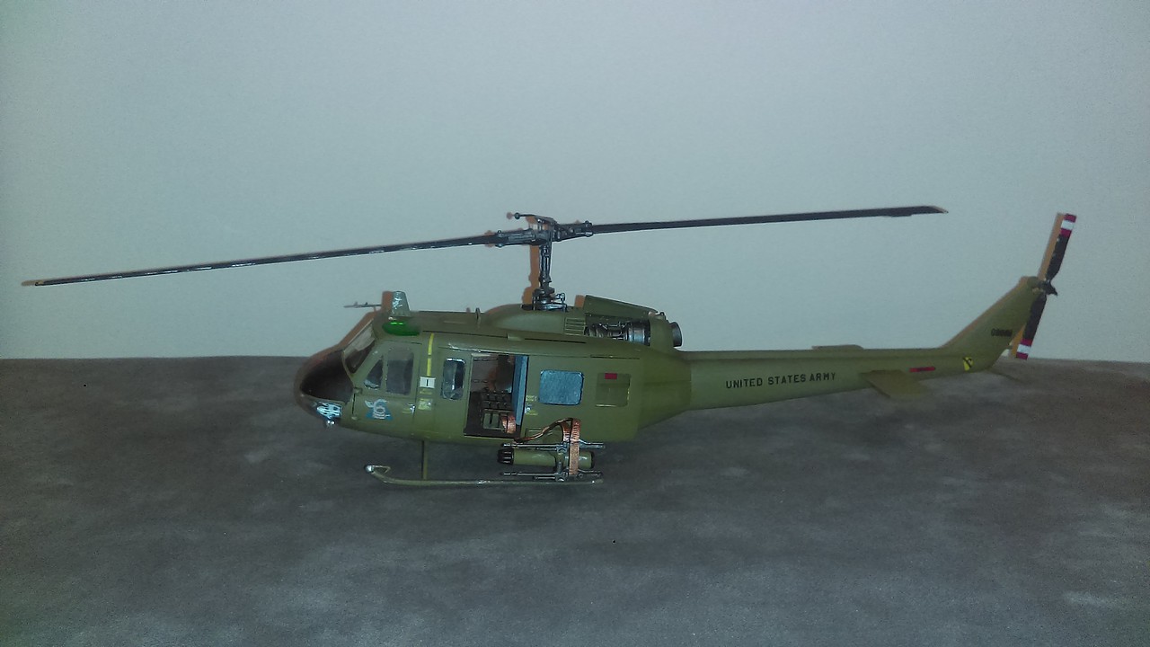 UH-1D Huey Gunship -- Plastic Model Helicopter Kit -- 1/32 Scale ...