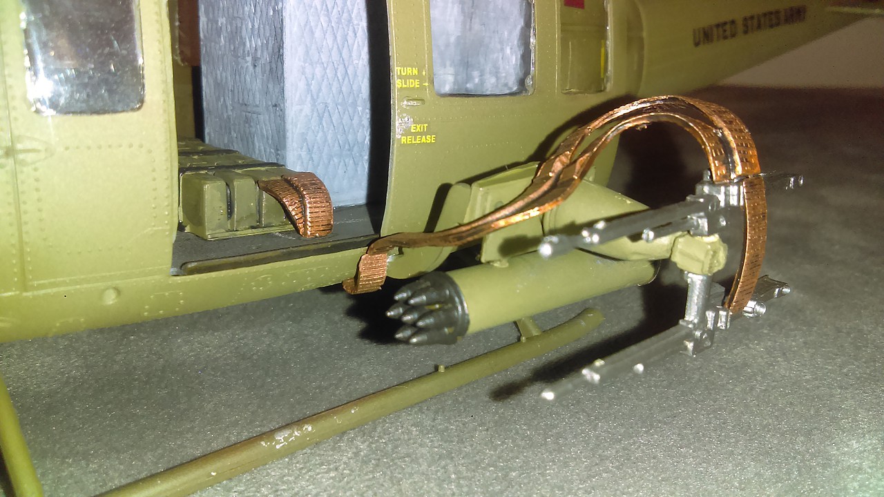 UH-1D Huey Gunship -- Plastic Model Helicopter Kit -- 1/32 Scale ...