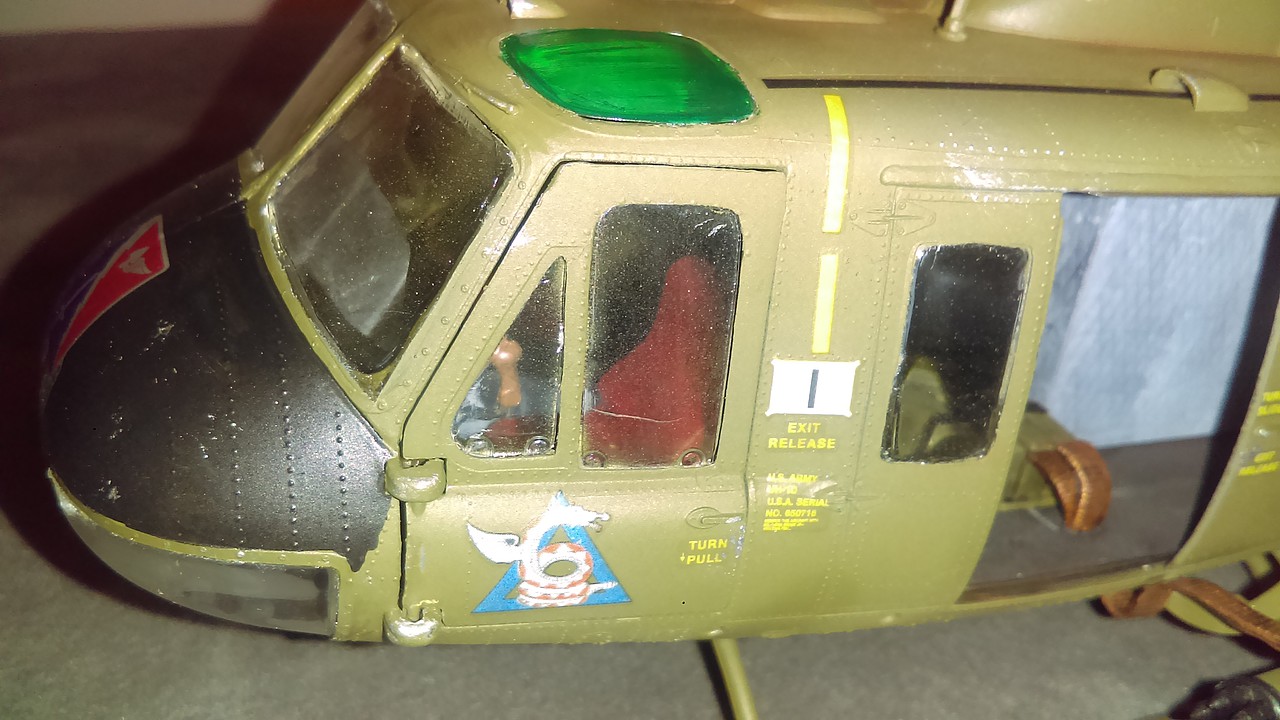 UH-1D Huey Gunship -- Plastic Model Helicopter Kit -- 1/32 Scale ...