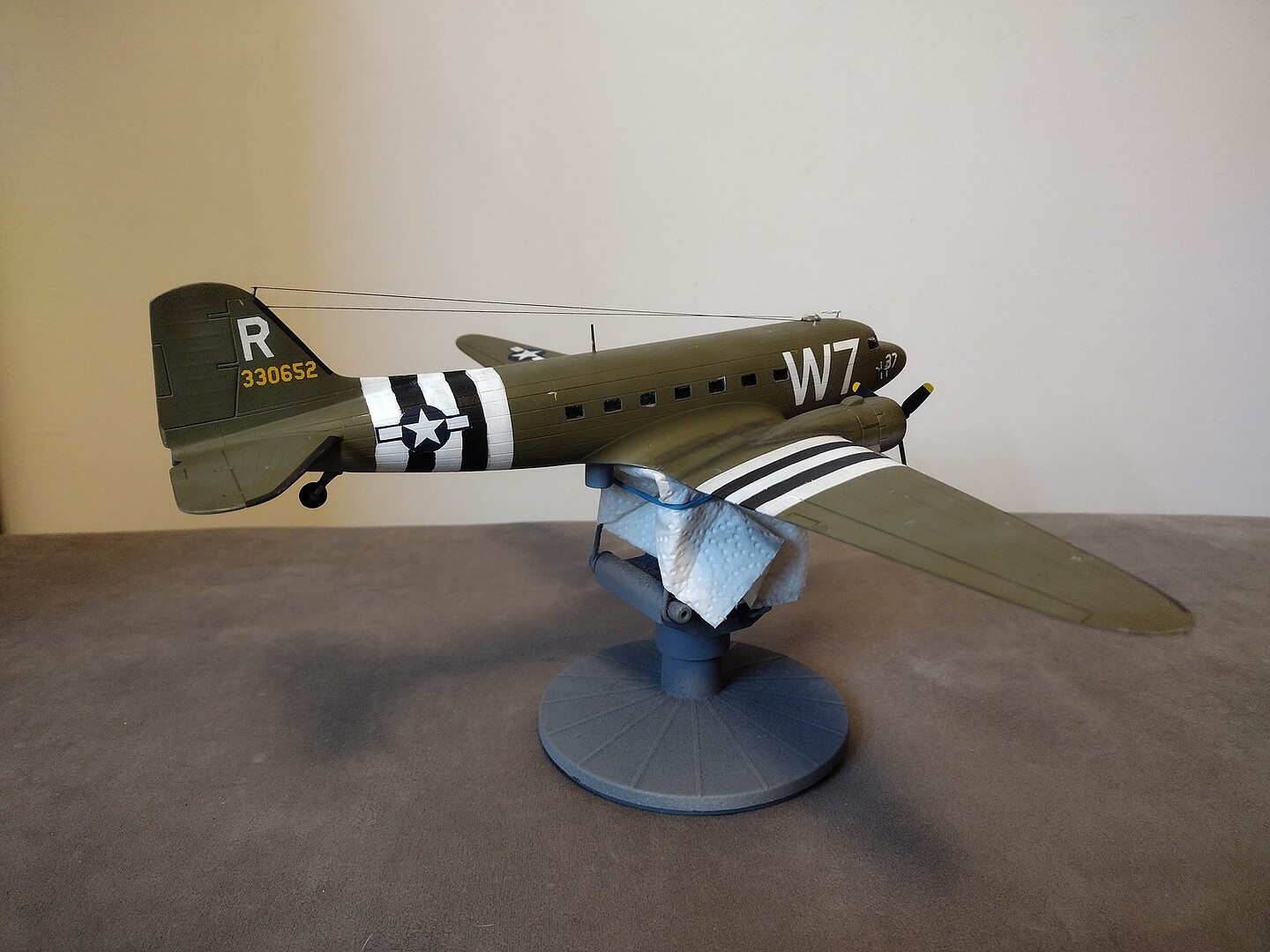 C-47 Skytrain -- Plastic Model Airplane Kit -- 1/72 Scale -- #550127 ...
