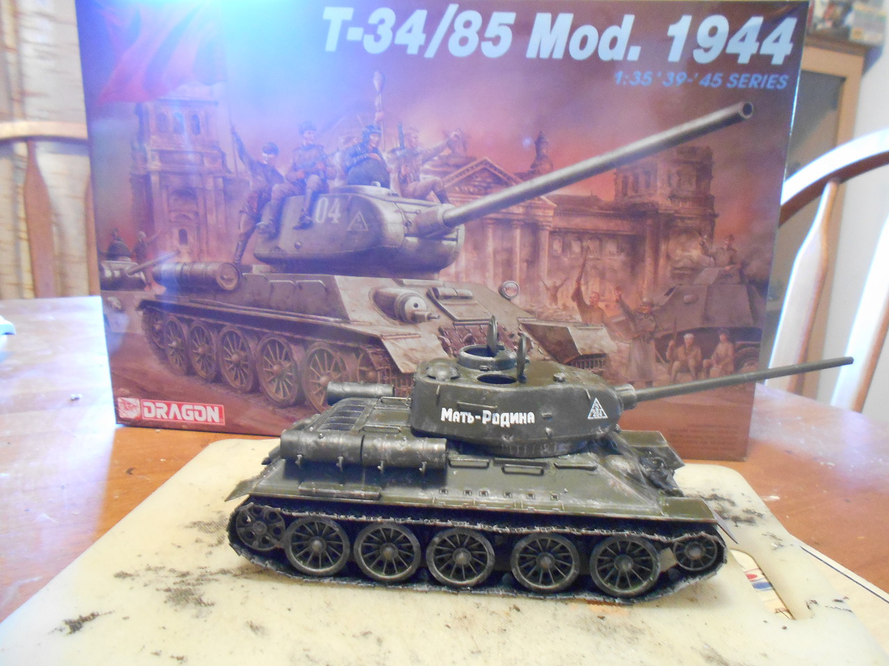 T34/85 Mod.1944 -- Plastic Model Tank Kit -- 1/35 Scale -- #6066 ...