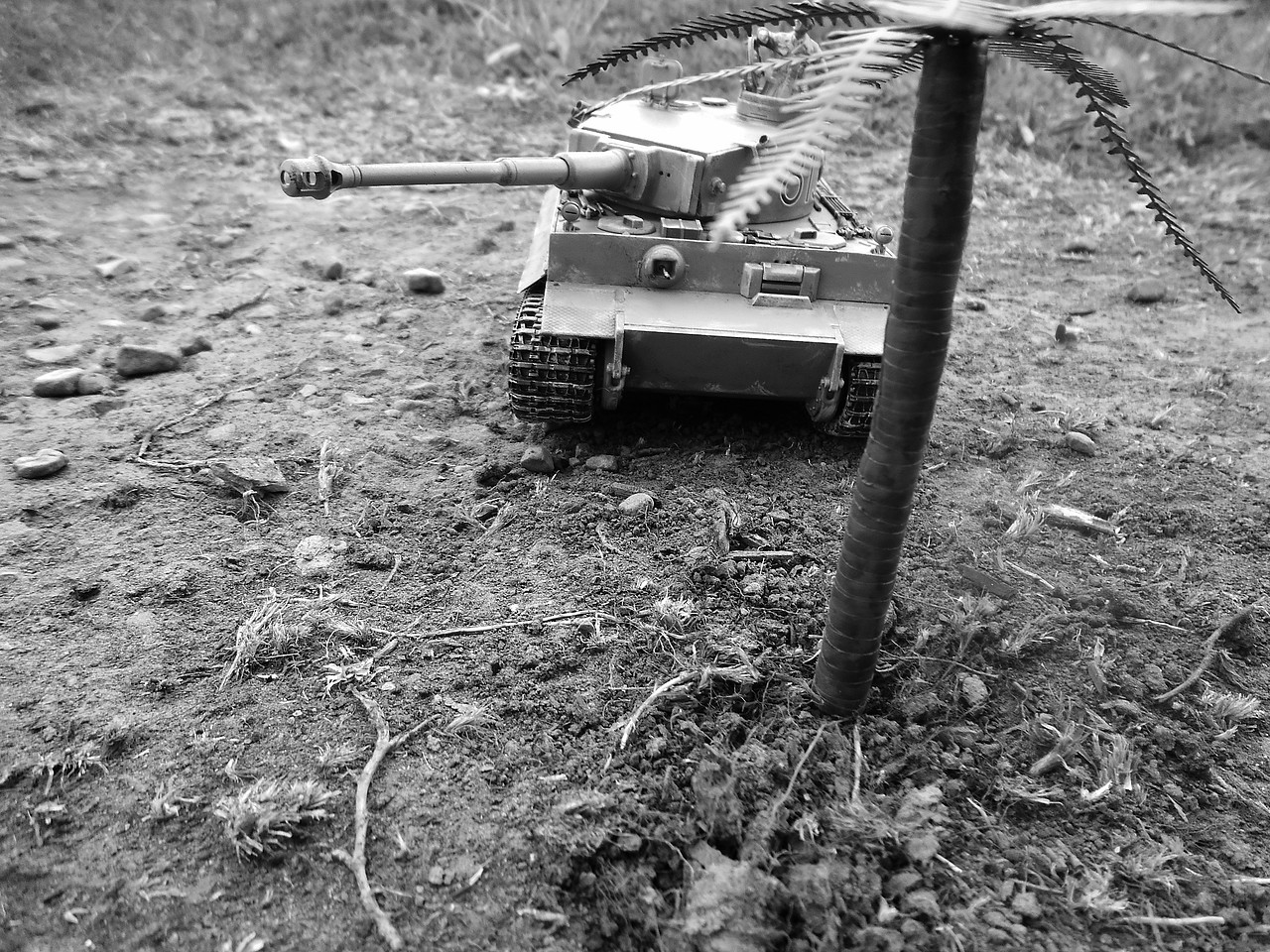 German Tiger I Initial Tank -- Plastic Model Military Vehicle Kit -- 1/ ...