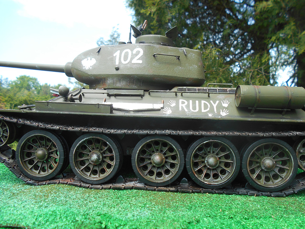 Russian T34/85 Mod 1944 Factory Nr.174 Early Tank -- Plastic Model ...