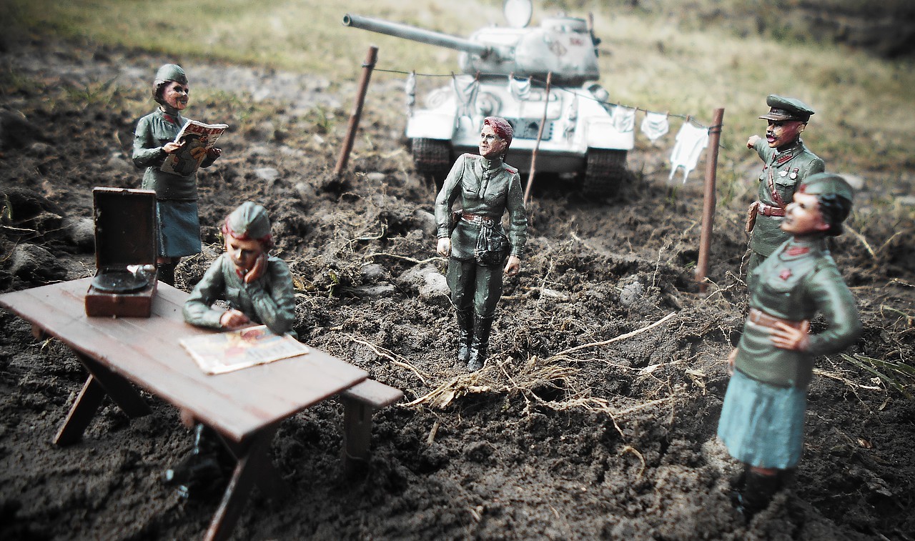 Soviet Military Servicewoman -- Plastic Model Military Figure -- 1/35 ...