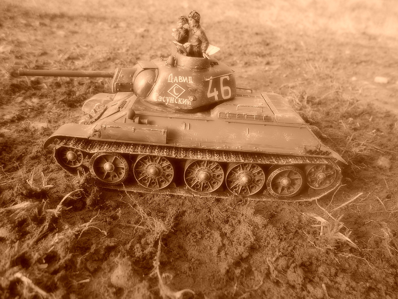 T34/76 Mod 1943 Tank w/Commander's Cupola -- Plastic Model Tank Kit ...