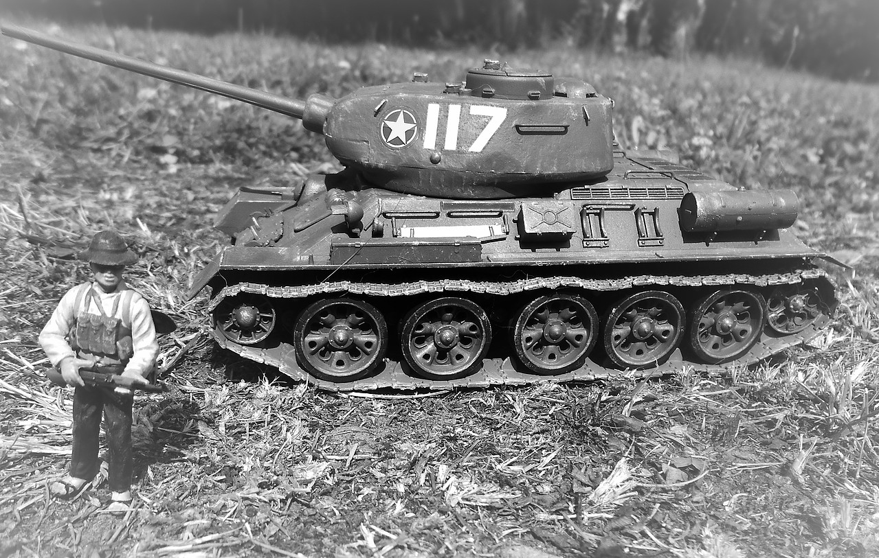 NVA T-34/85M -- Plastic Model Military Tank -- 1/35 Scale -- #3318 ...