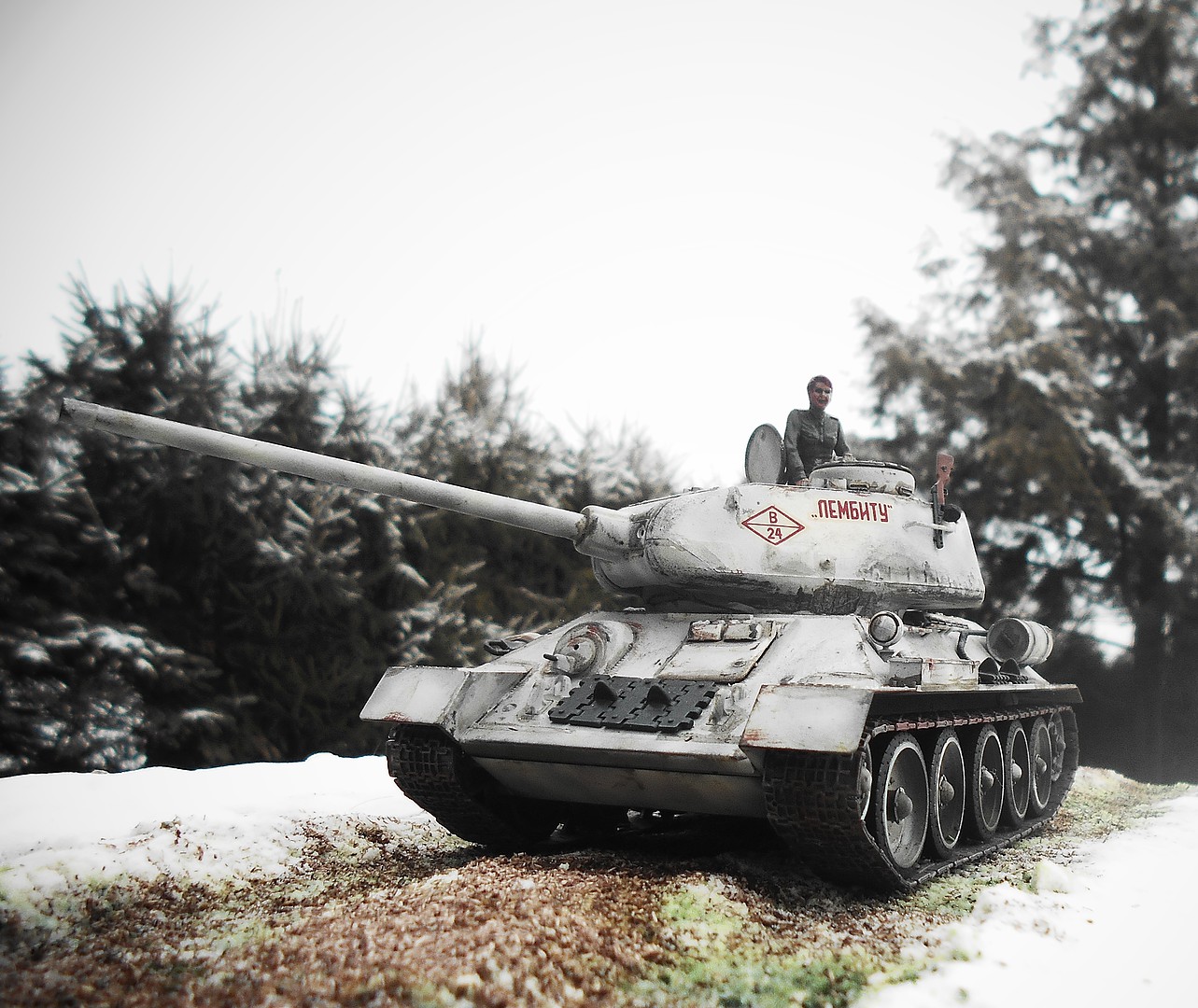 Russian T34/85 Med Tank -- Plastic Model Military Vehicle Kit -- 1/35 ...