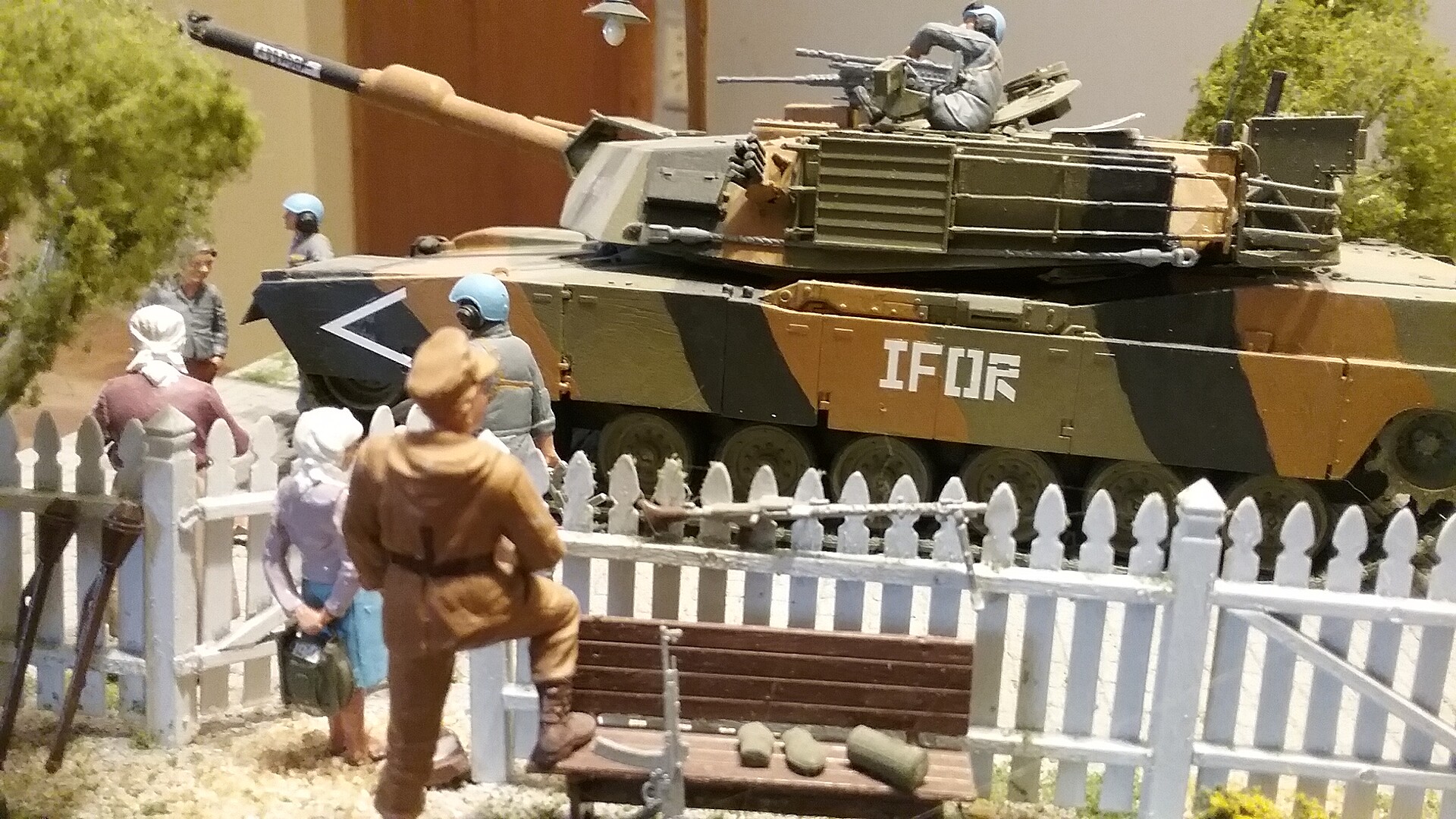 USMC M1A1 Abrams/US Tank Crew -- Plastic Model Tank Kit -- 1/35 Scale ...