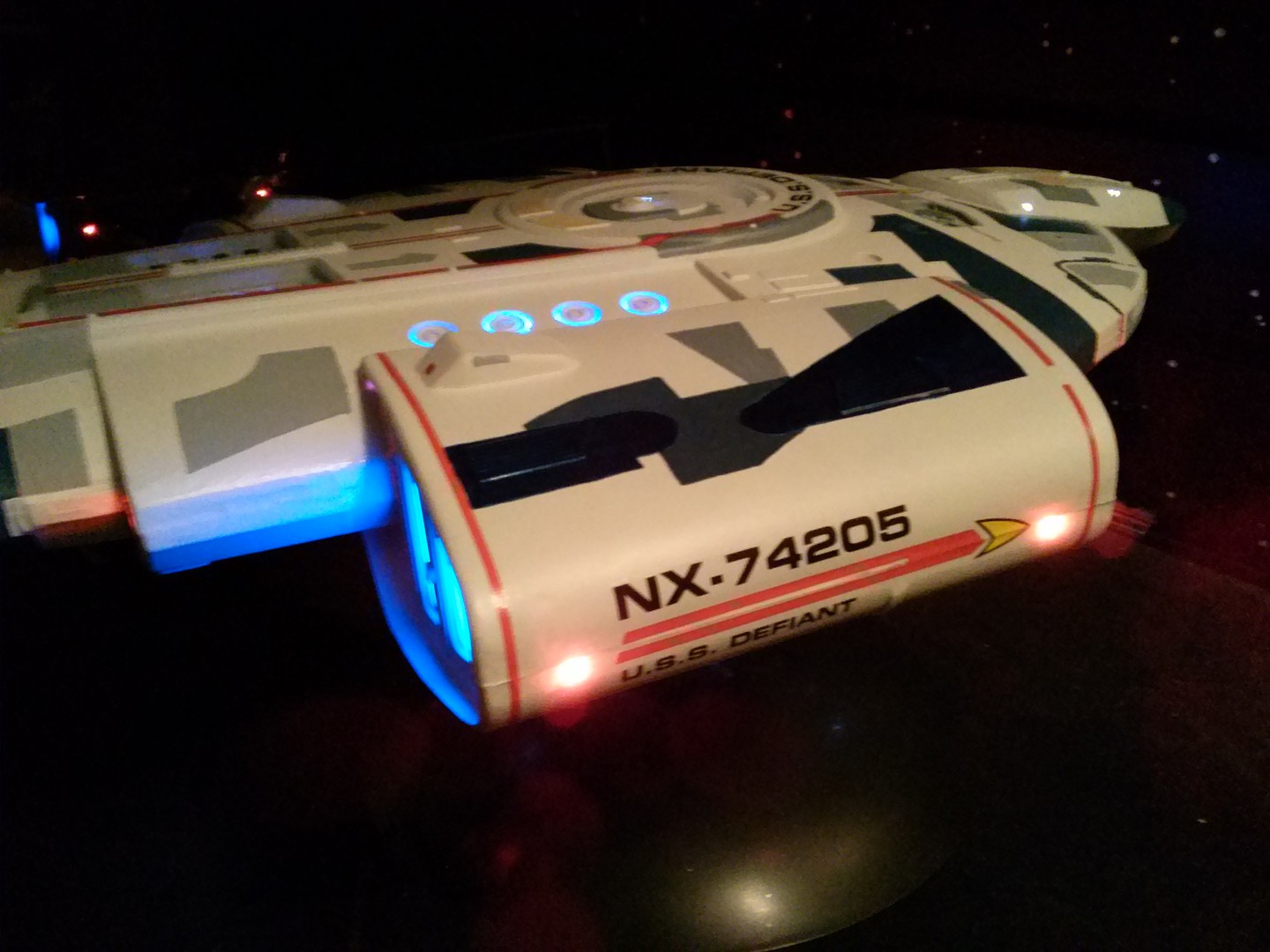 Star Trek USS Defiant -- Science Fiction Plastic Model Kit -- 1/1000 ...