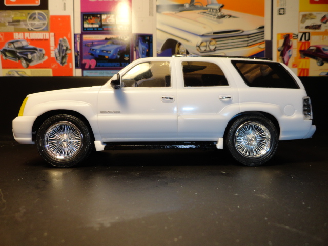 2003 Cadillac Escalade -- Plastic Model Vehicle Kit -- 1/25 Scale ...