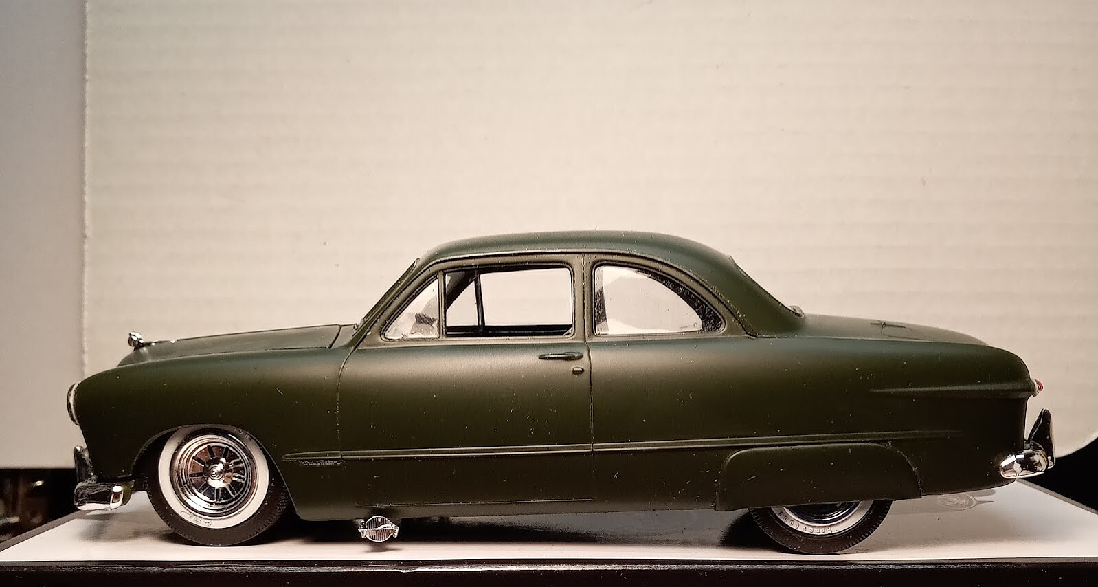 1949 Ford The 49er Coupe -- Plastic Model Car Vehicle Kit -- 1/25 Scale ...