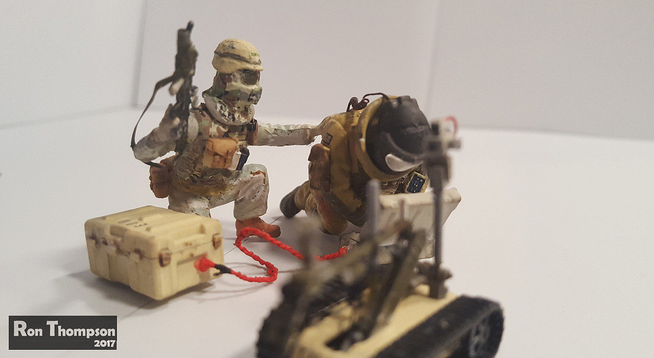 US EOD Specialists & Robots -- Plastic Model Military Figure Kit -- 1/ ...