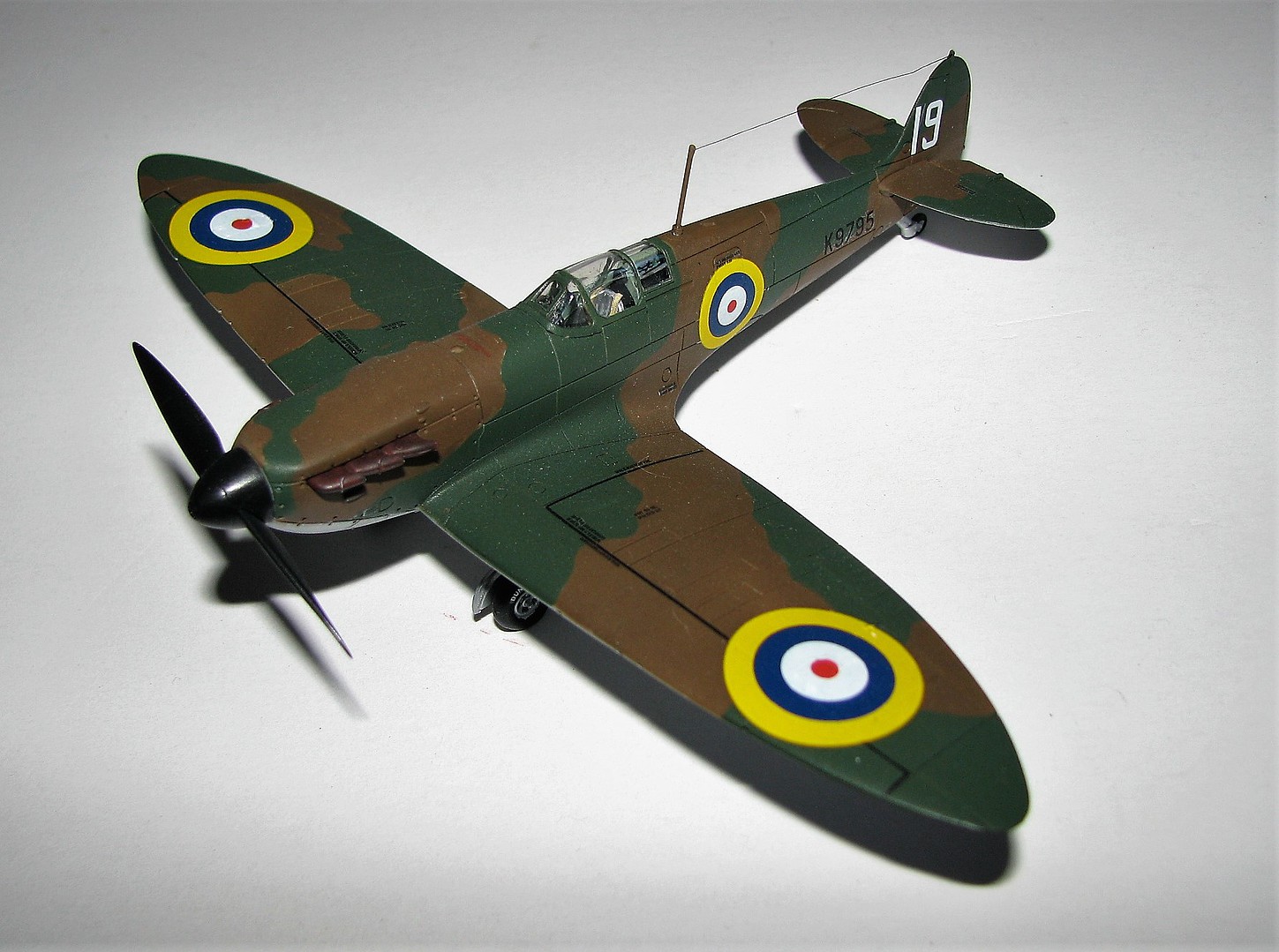 Supermarine Spitfire Mk I Aircraft -- Plastic Model Airplane Kit -- 1/ ...