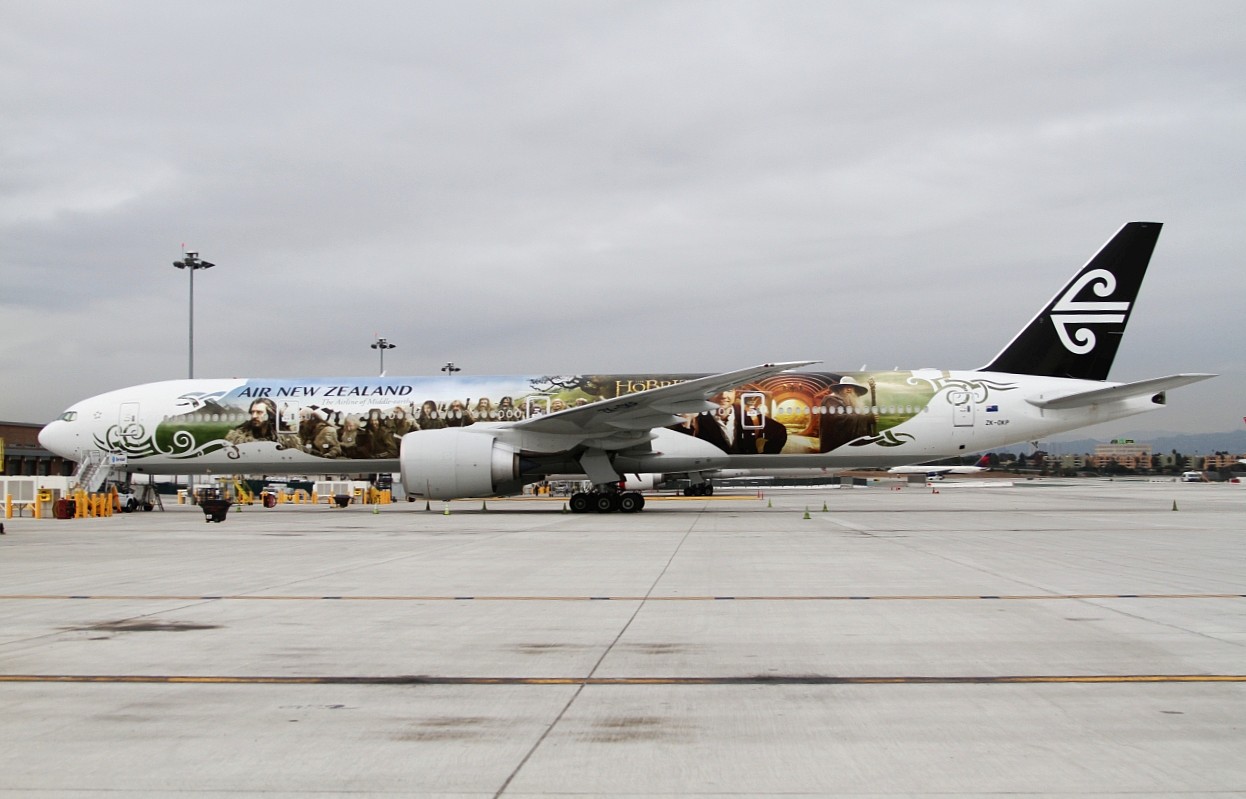 Boeing 777-300ER -- Plastic Model Airplane Kit -- 1/144 Scale -- #7012 ...