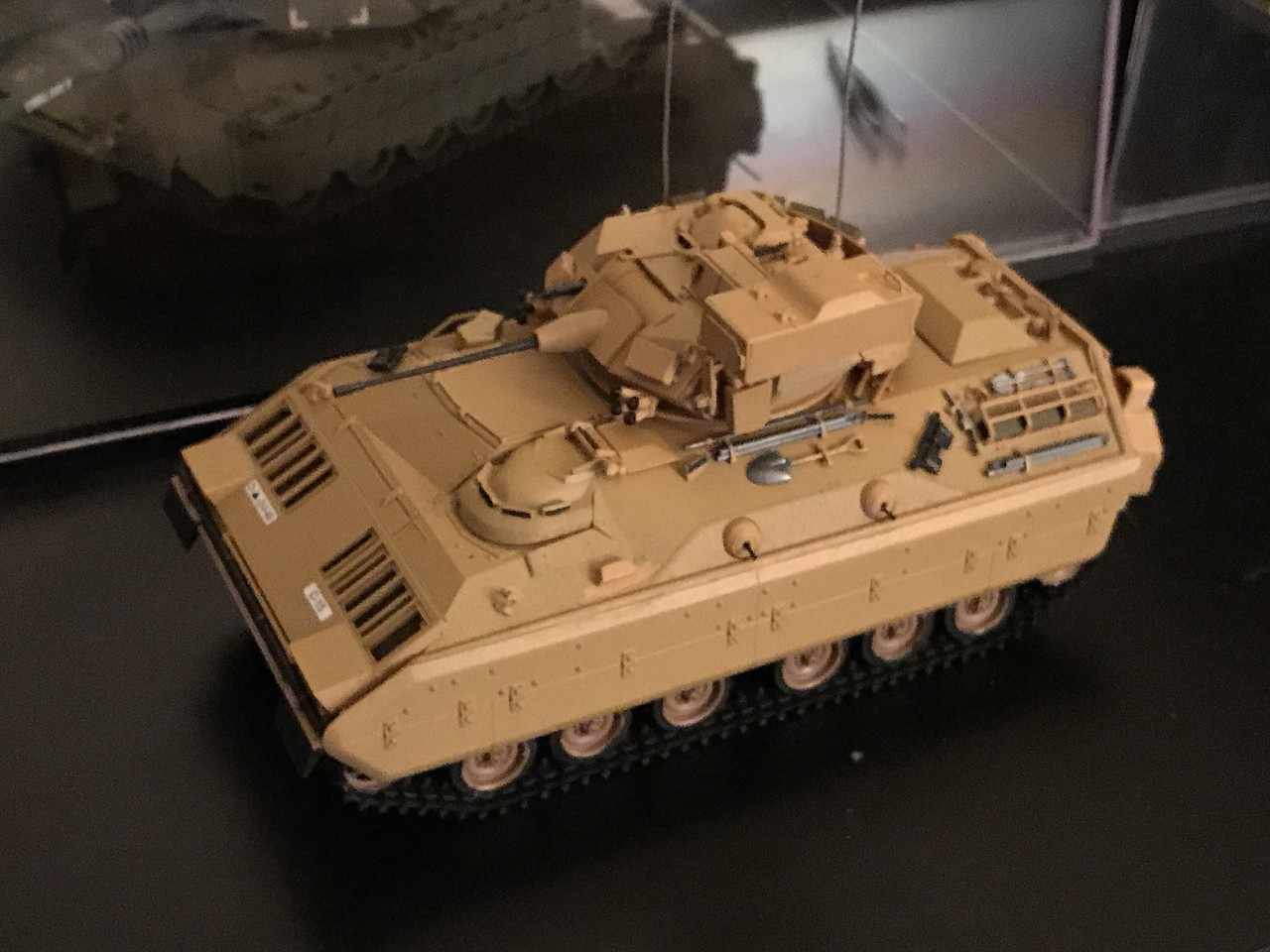 M2 Bradley IFV Tank -- Plastic Model Military Vehicle Kit -- 1/35 ...