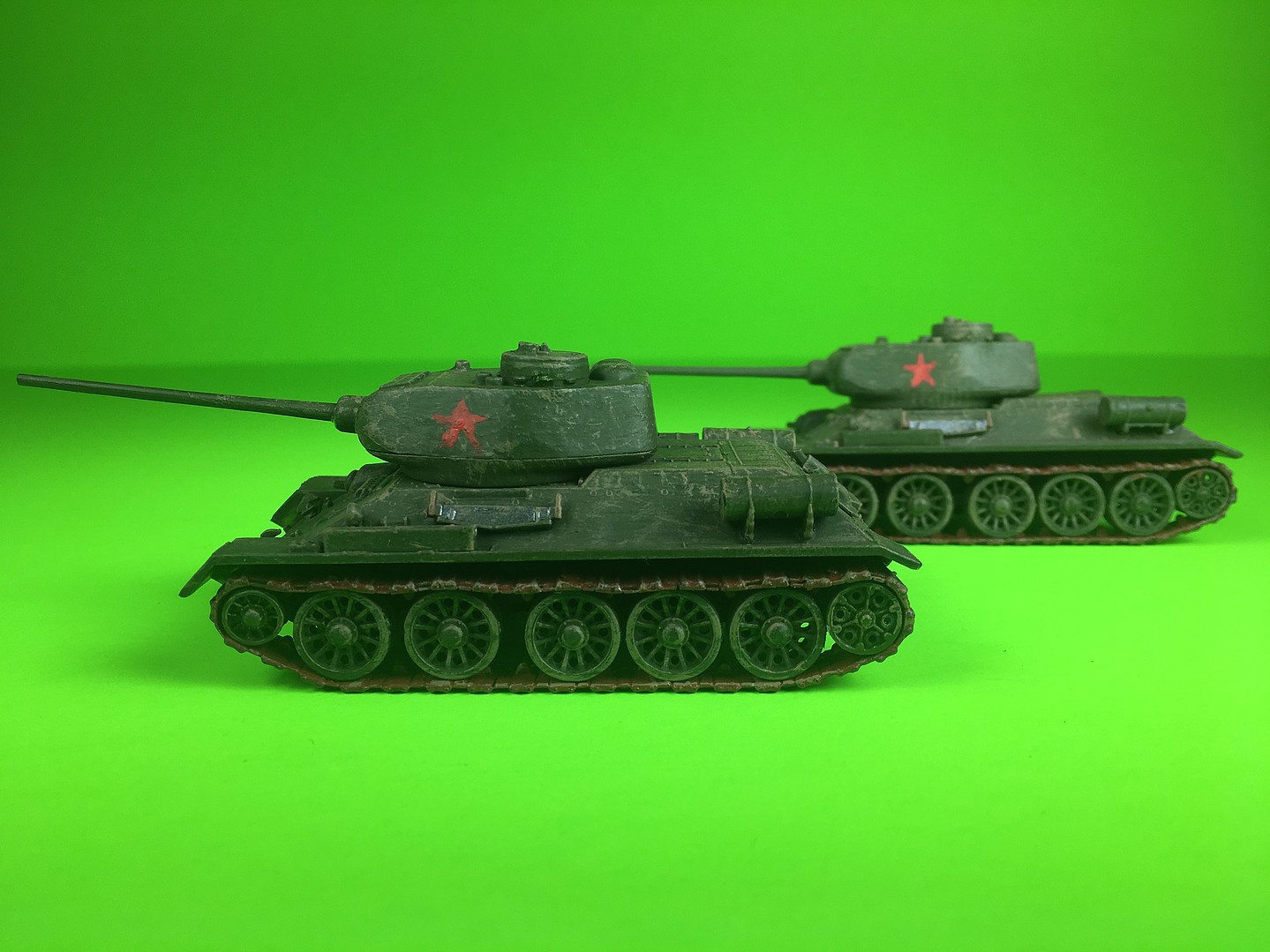 T-34/85 Soviet Battle Tank (2) -- Plastic Model Military Vehicle Kit ...