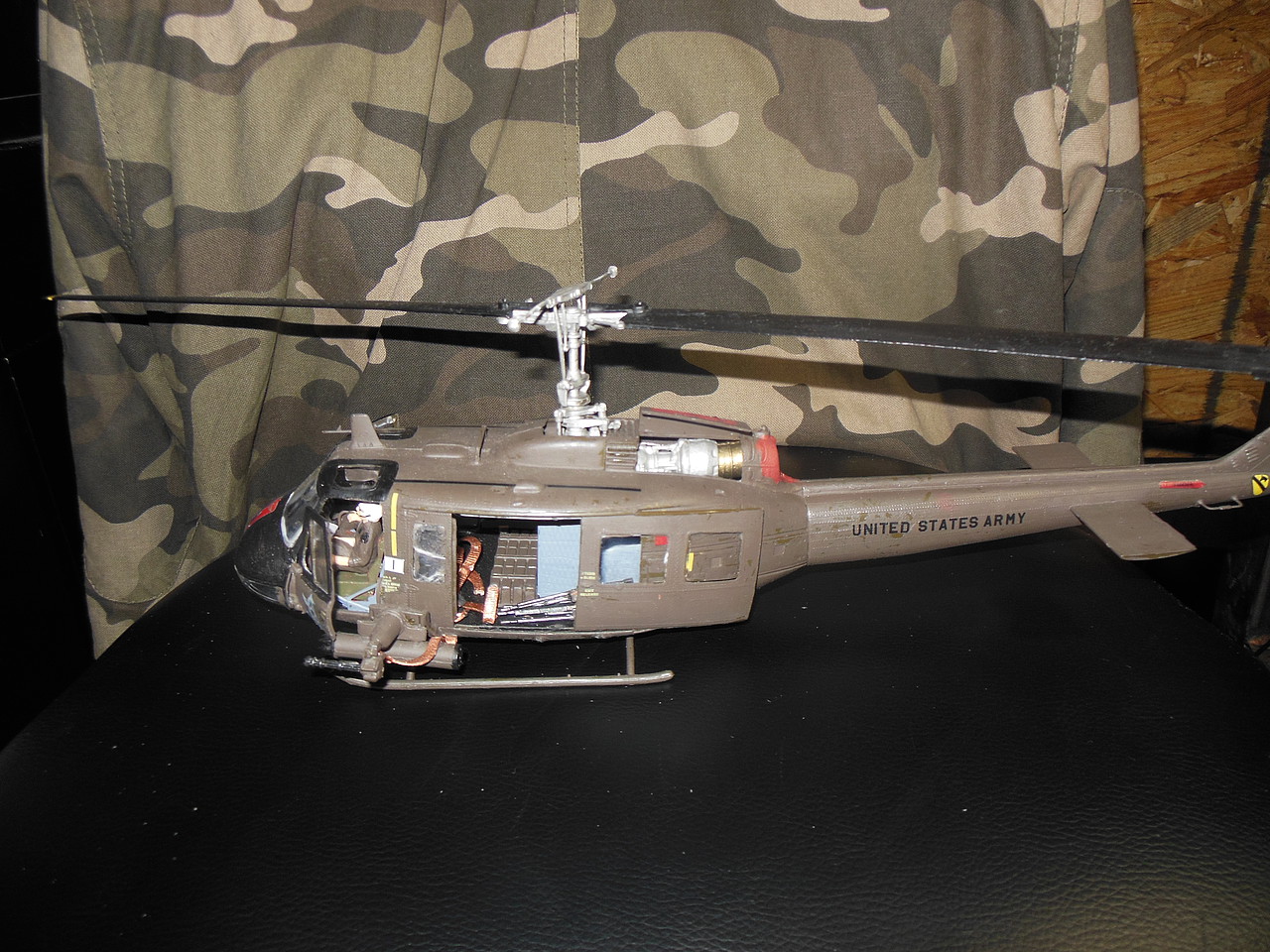 UH-1D Huey Gunship -- Plastic Model Helicopter Kit -- 1/32 Scale ...
