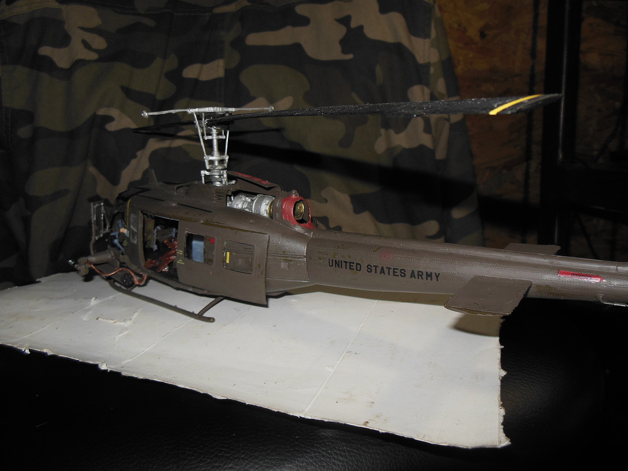 UH-1D Huey Gunship -- Plastic Model Helicopter Kit -- 1/32 Scale ...