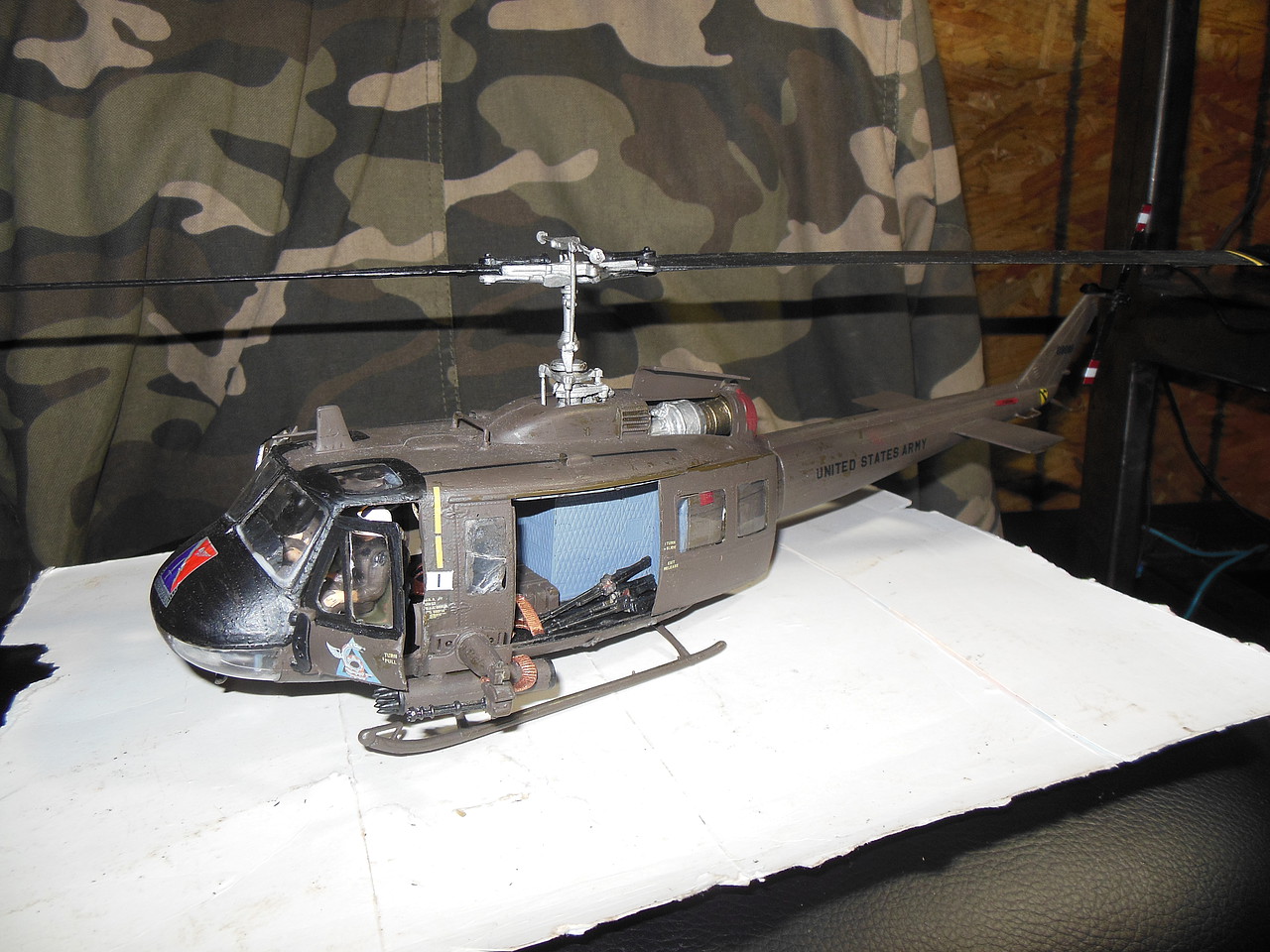 UH-1D Huey Gunship -- Plastic Model Helicopter Kit -- 1/32 Scale ...