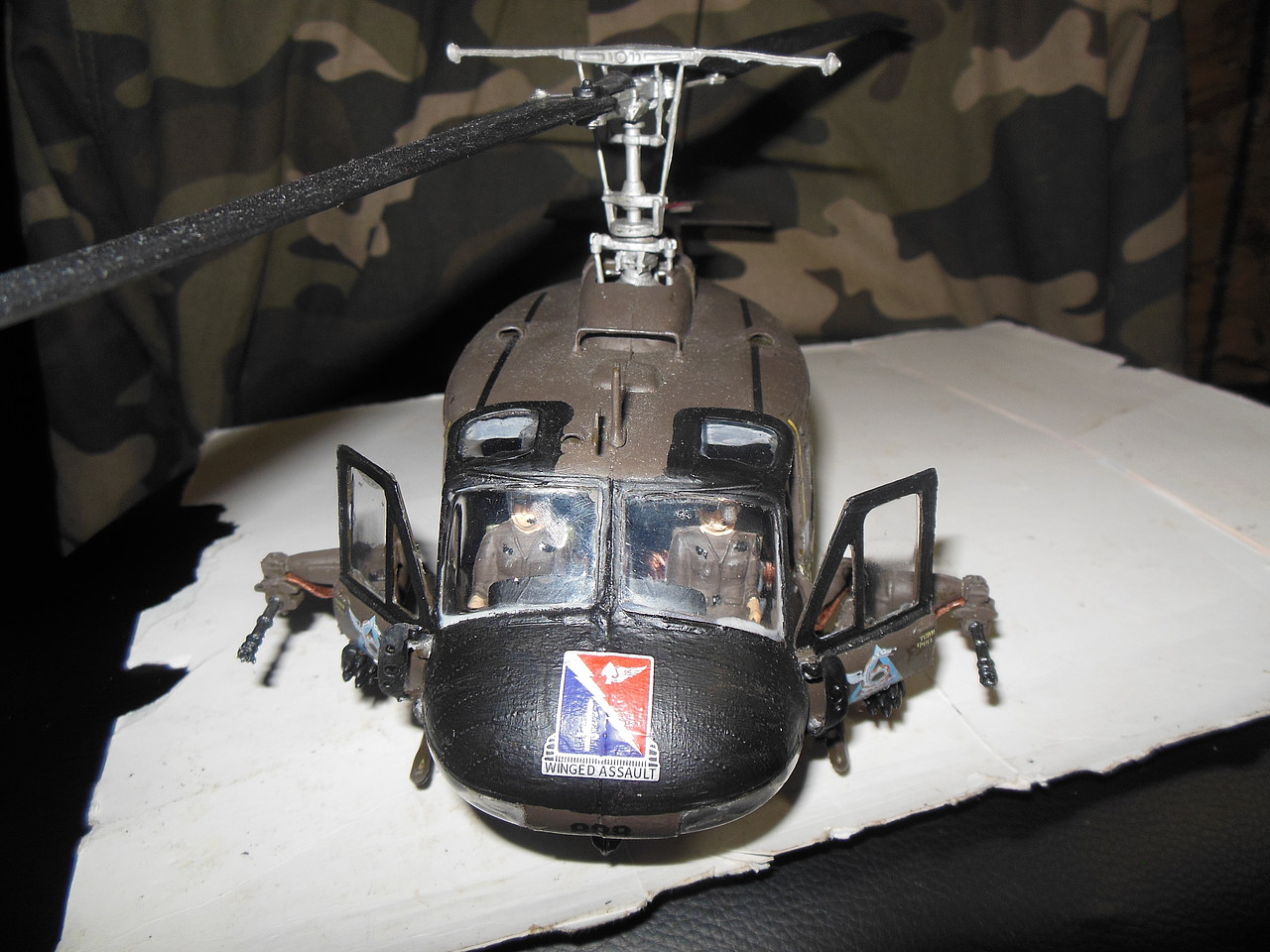 UH-1D Huey Gunship -- Plastic Model Helicopter Kit -- 1/32 Scale ...