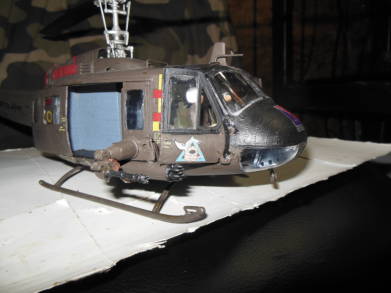 UH-1D Huey Gunship -- Plastic Model Helicopter Kit -- 1/32 Scale ...