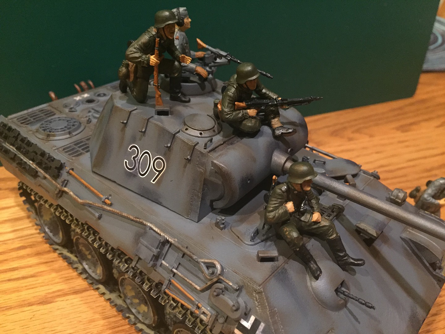 German Panther Medium Tank -- Plastic Model Military Vehicle Kit -- 1/ ...