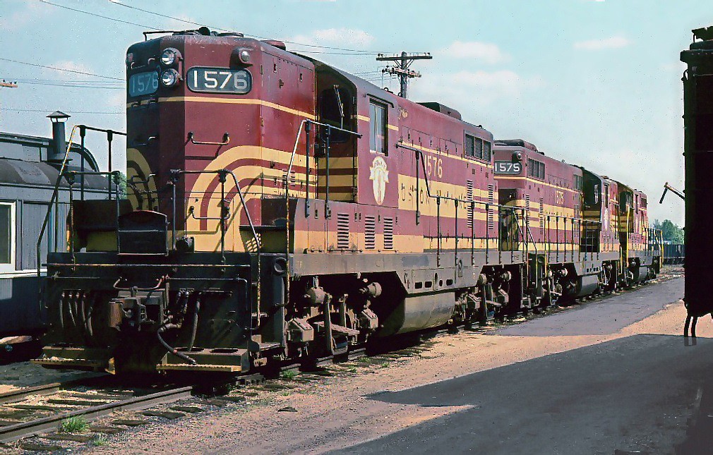 GP7 Boston & Maine #1567 (Maroon) with DCC -- HO Scale Model Train ...
