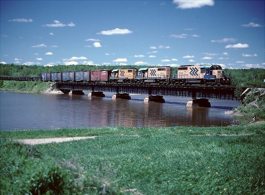 SD40-2 Ontario Northland #1737 -- HO Scale Model Train Diesel ...