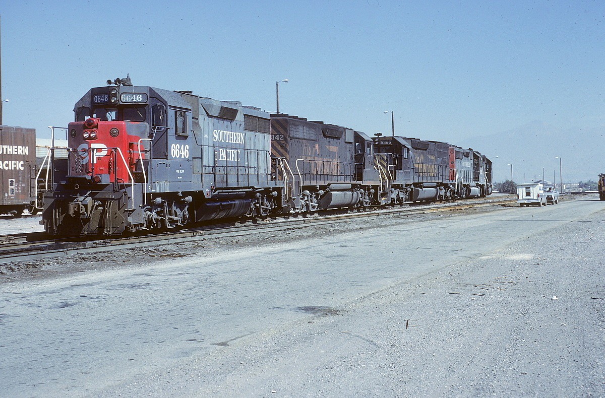 EMD GP35 Phase 2 DCC Southern Pacific(TM) #6660 -- HO Scale Model Train ...