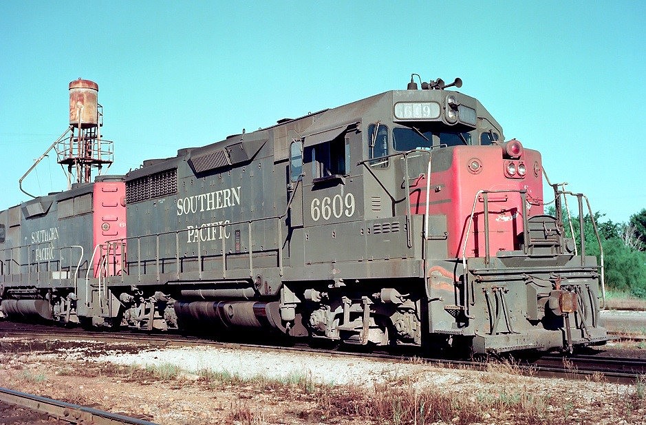 EMD GP35 Phase 2 DCC Southern Pacific(TM) #6660 -- HO Scale Model Train Diesel Locomotive ...