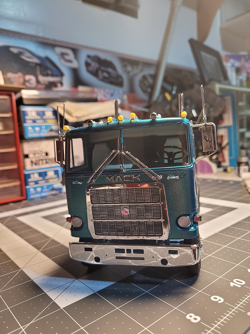 Mack Cruise-Liner Semi Tractor -- Plastic Model Car Truck Vehicle -- 1/ ...