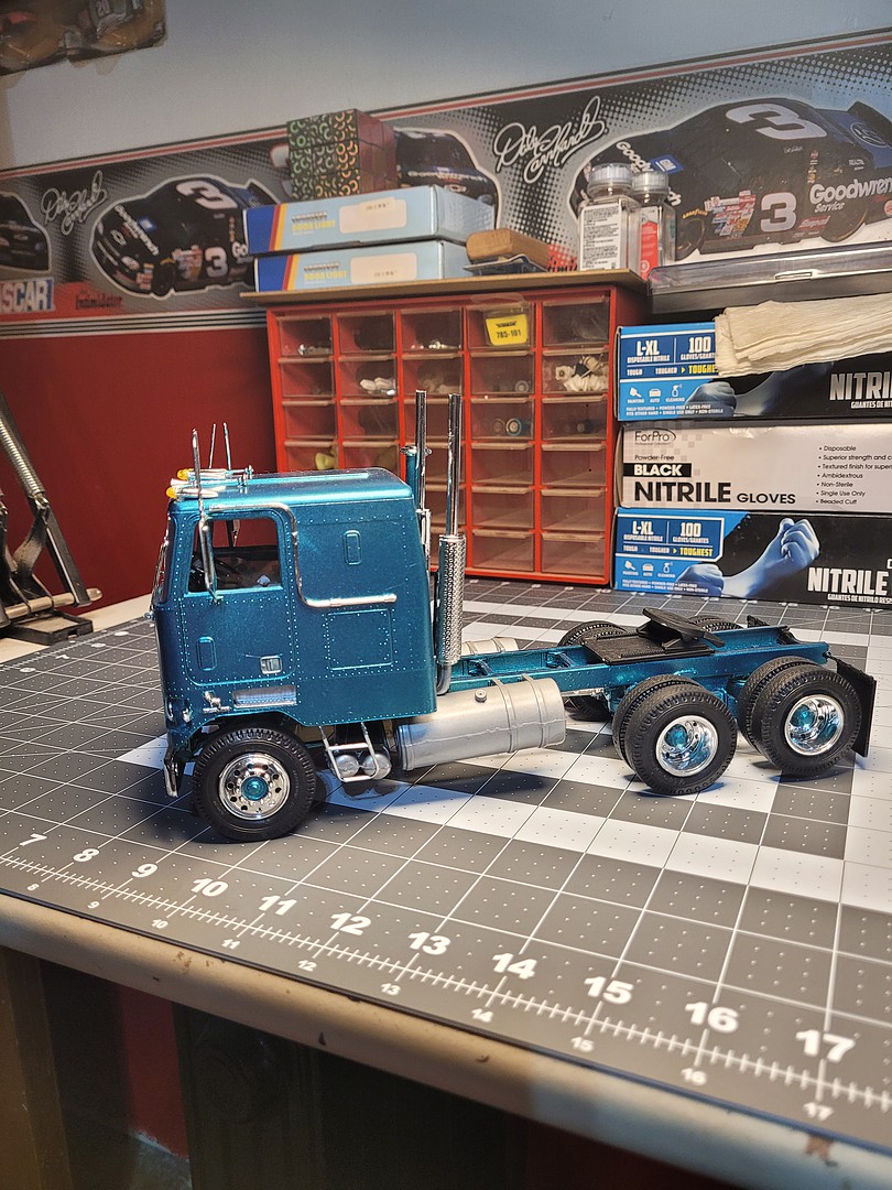 Mack Cruise-Liner Semi Tractor -- Plastic Model Car Truck Vehicle -- 1/ ...