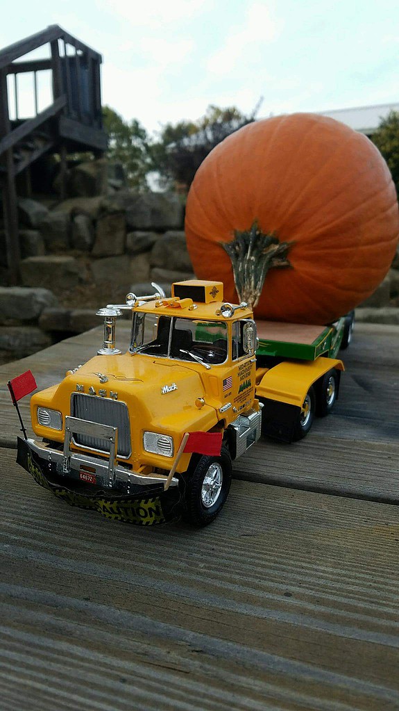 Mack R685ST Semi Tractor -- Plastic Model Truck Kit -- 1/25 -- #1039-06 ...