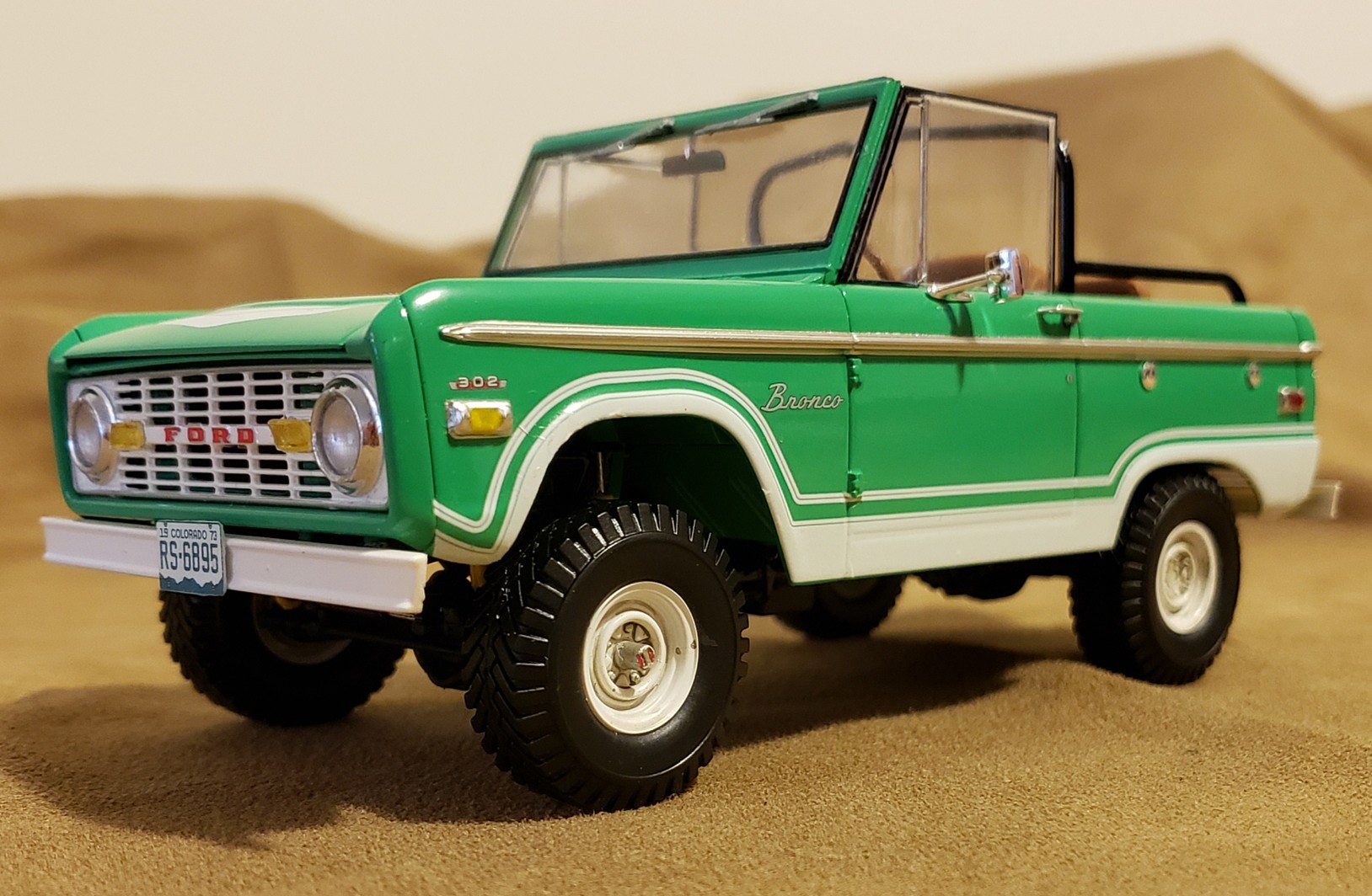 Ford Bronco -- Plastic Model Truck Kit -- 1/25 Scale -- #85-4320 ...