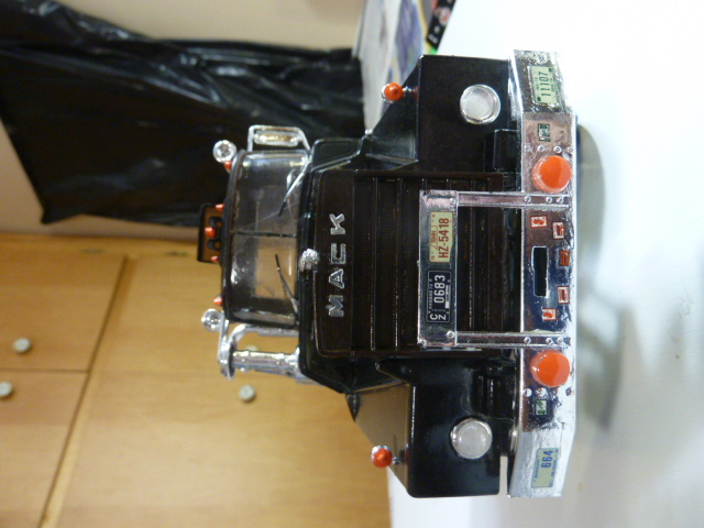 Mack DM800 Semi Tractor Cab -- Plastic Model Truck Vehicle Kit -- 1/25 ...